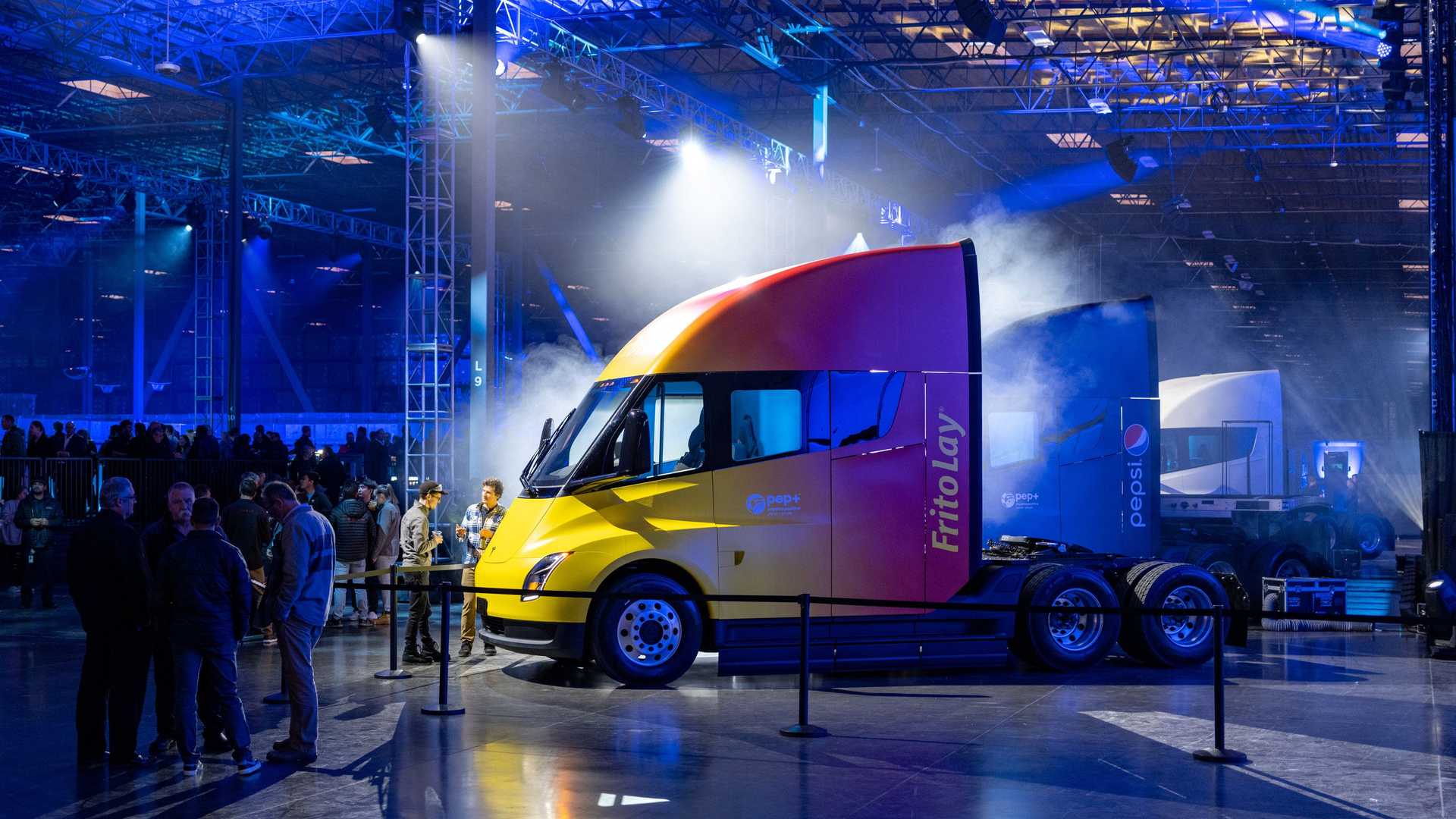 Tesla Rolls Out Class 8 Electric Tractor | Tank Transport